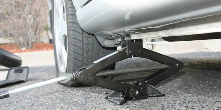 3 Best Car Jacks for Flat Tire That Fit in Your Trunk